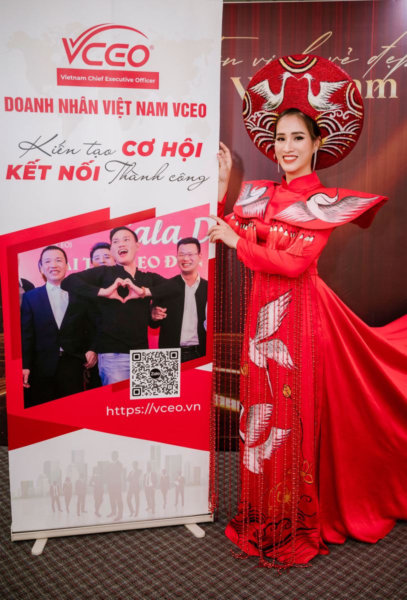 Quán Quân Áo Dài Vceo 2022 Dương Thị Hằng Tỏa Sáng Trên Sân Khấu đêm